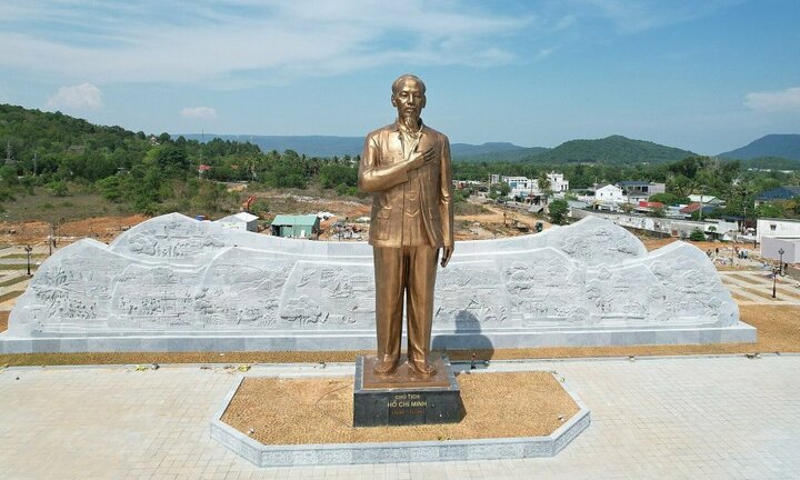 Khánh thành tượng đài Bác Hồ và quảng trường Hồ Chí Minh tại Phú Quốc